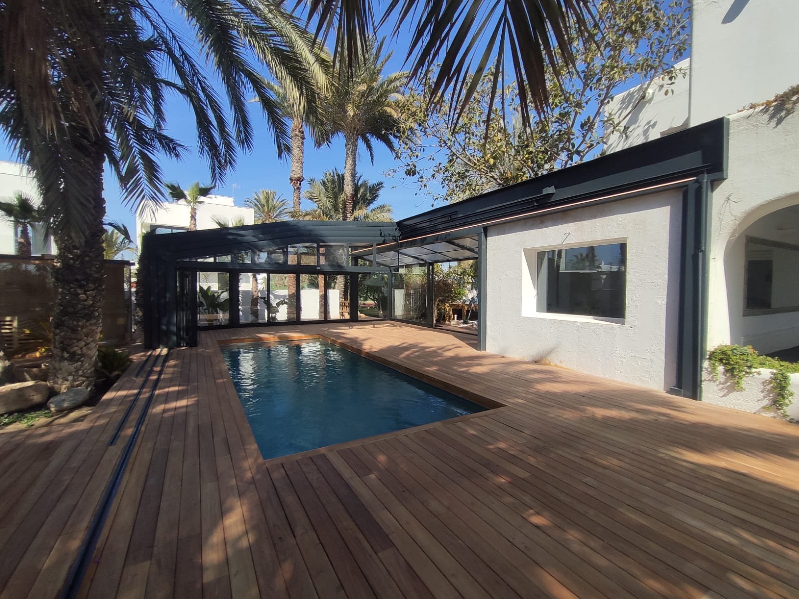 Cubierta alta adosada telescópica en Almería - Cubrima